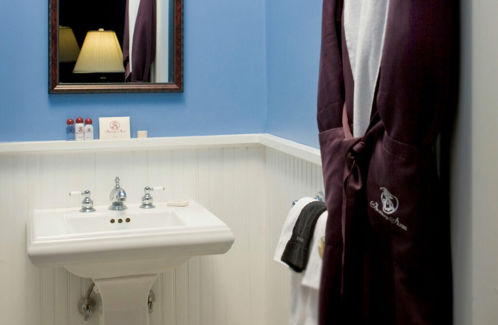 Junior Queen | Boutique Rooms Saratoga Springs | Arms