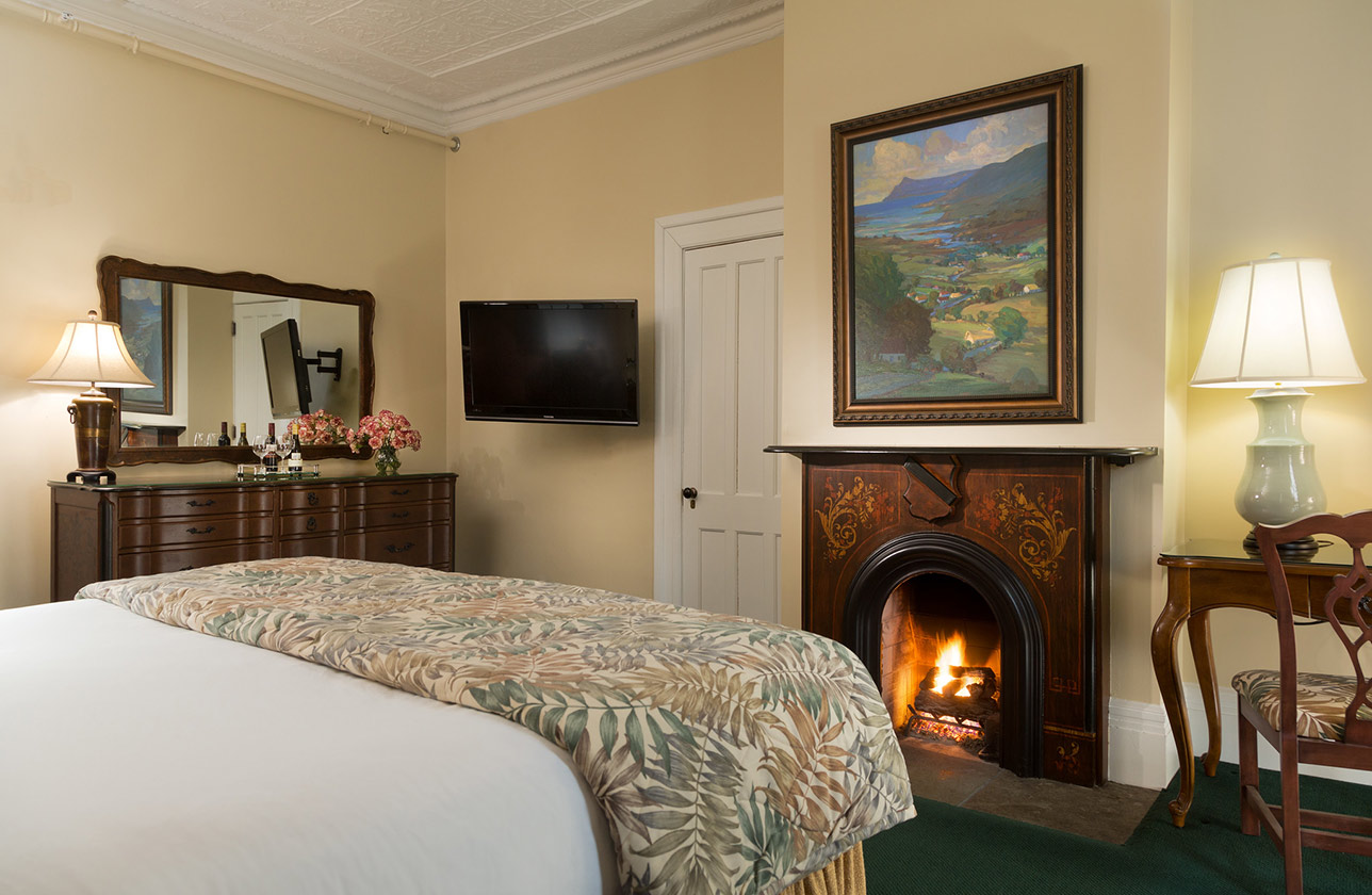 King Fireplace | Saratoga Springs Romantic Suites | Arms